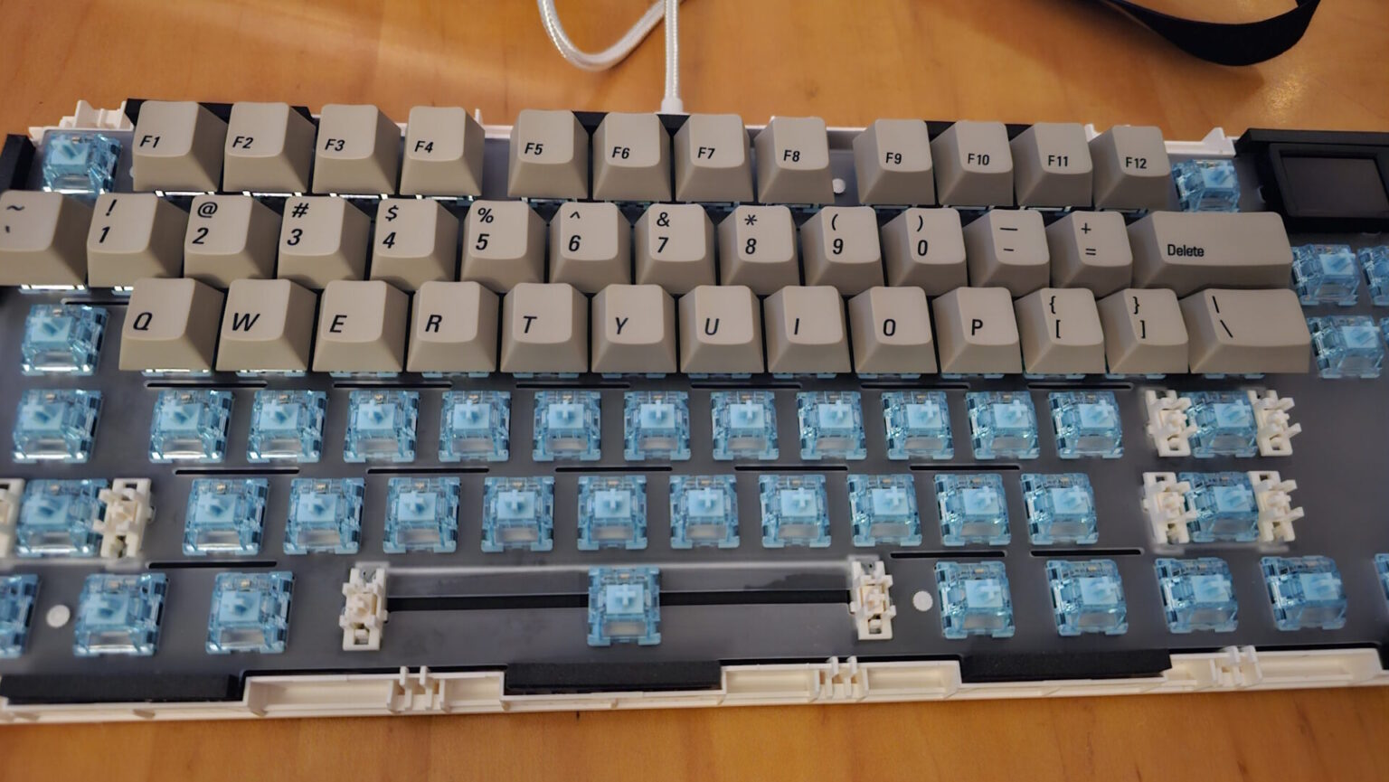 Modern Retro Mechanical Keyboard: PBTfans 1984, Akko V5 Creamy Blue ...